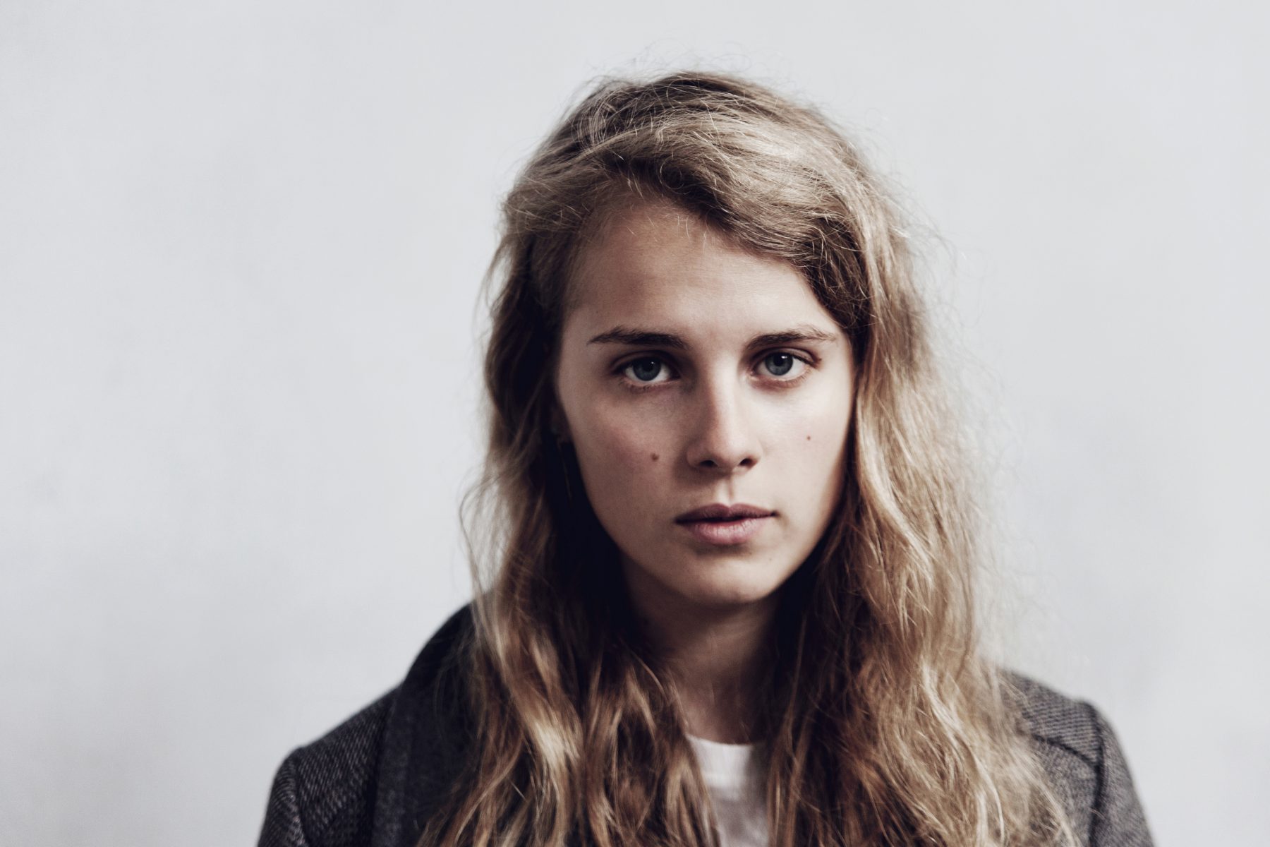 Premiere: Marika Hackman - 'Open Wide' | Wonderland Mag