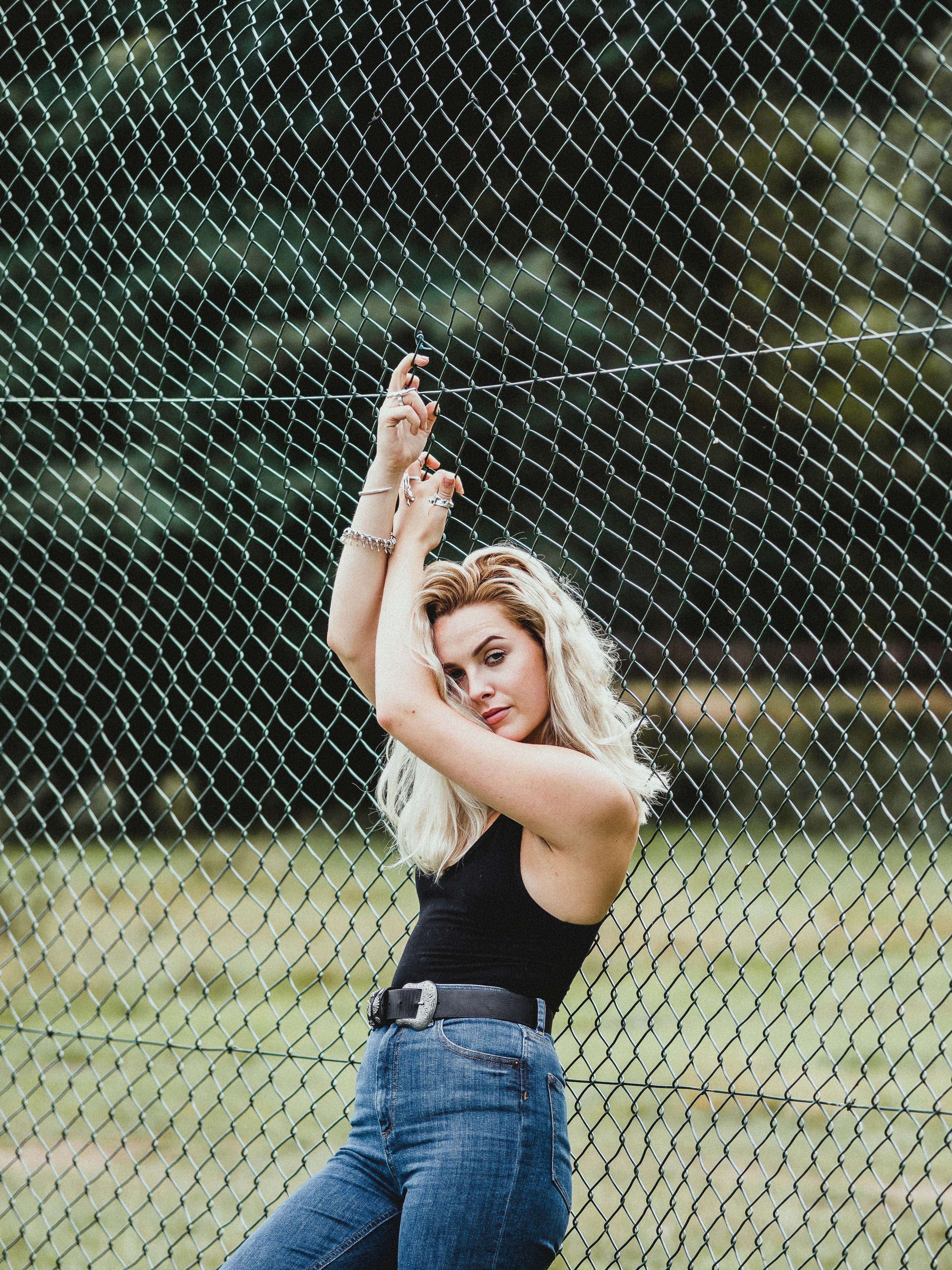 Premiere: Shannon Saunders - "Rips In Your Jeans" | Wonderland Magazine