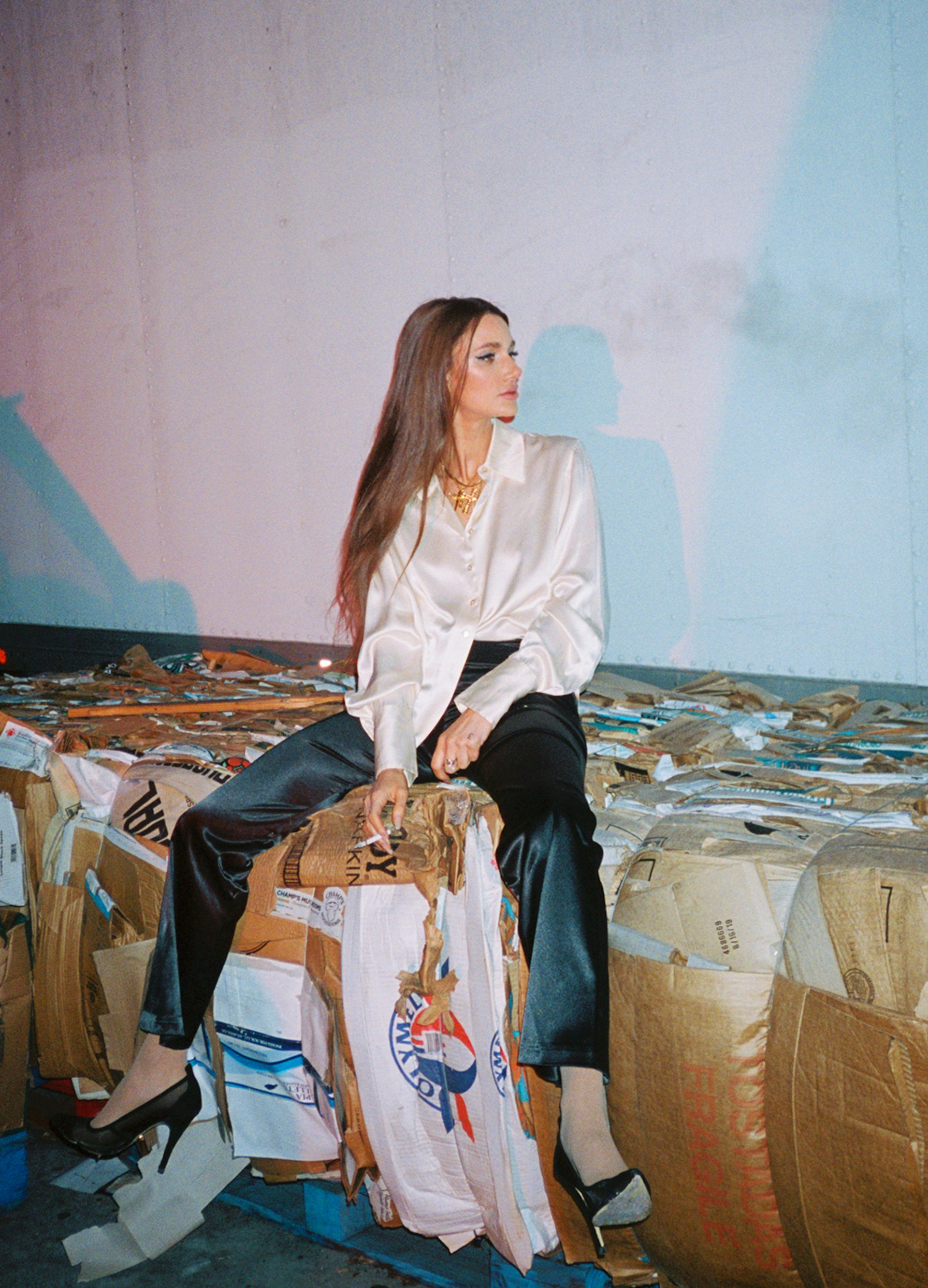 American singer-songwriter Niia sitting on bed – Wonderland