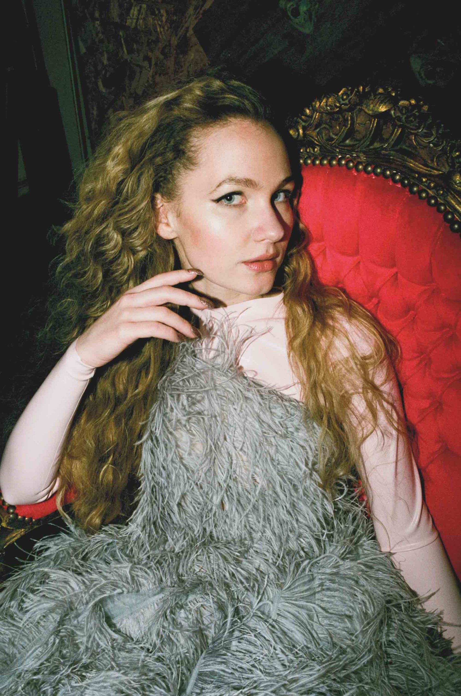 Singer Elizza in feathered skirt – Wonderland