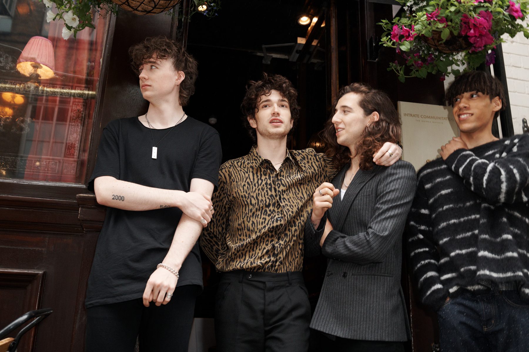 Inhaler group shot – Wonderland