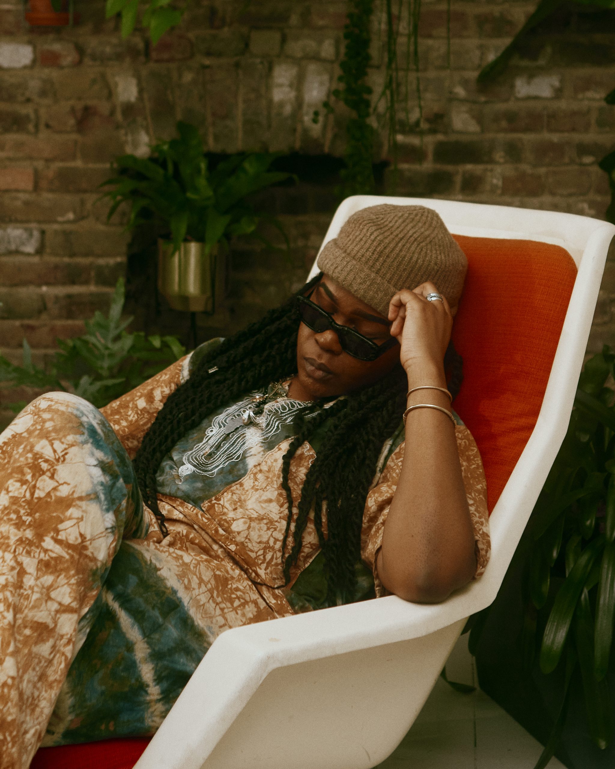 Suté Iwar Shares Visuals For "MEDITATE"