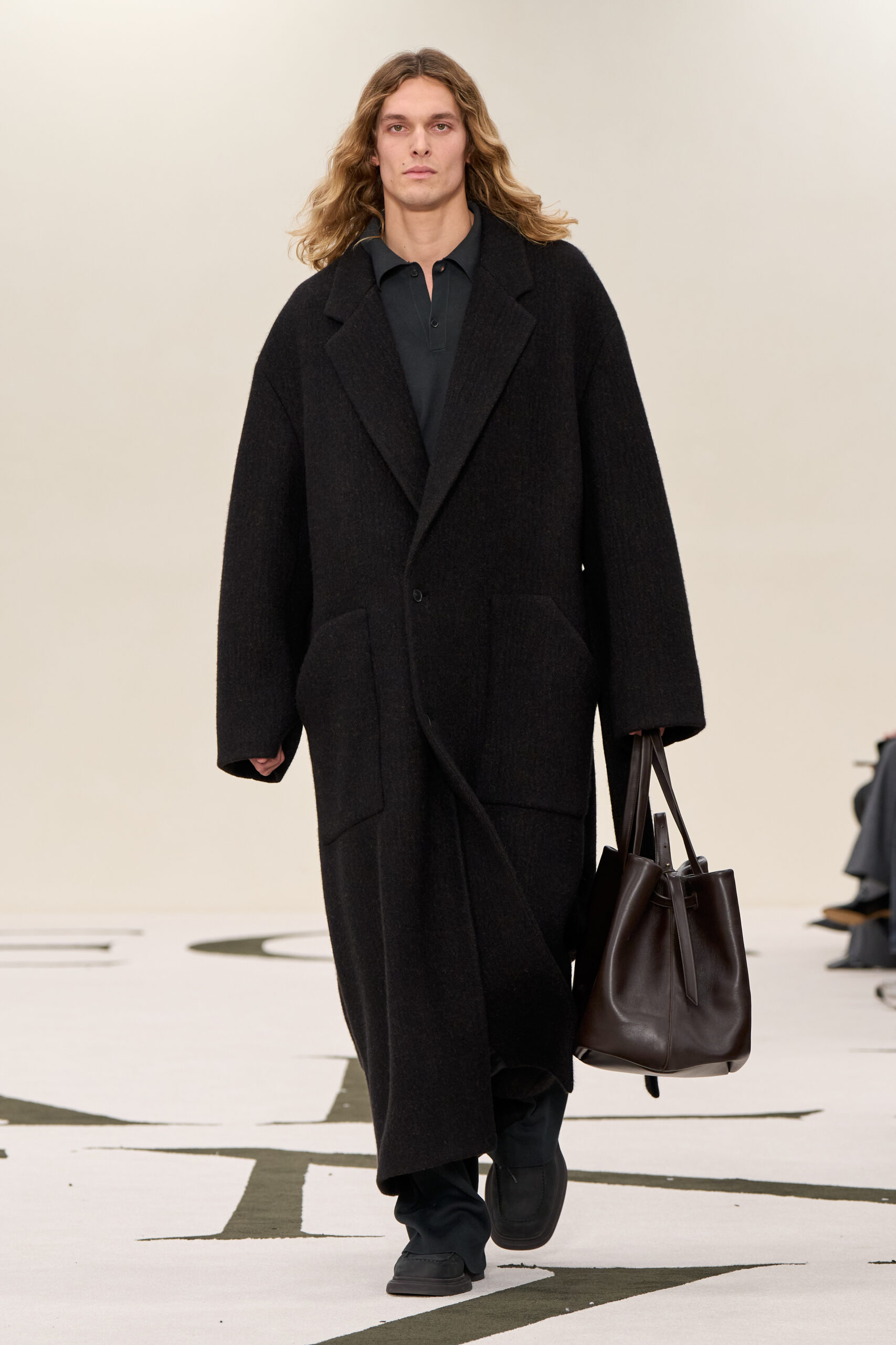 Calvin Klein Returns To The Runway With Veronica Leoni