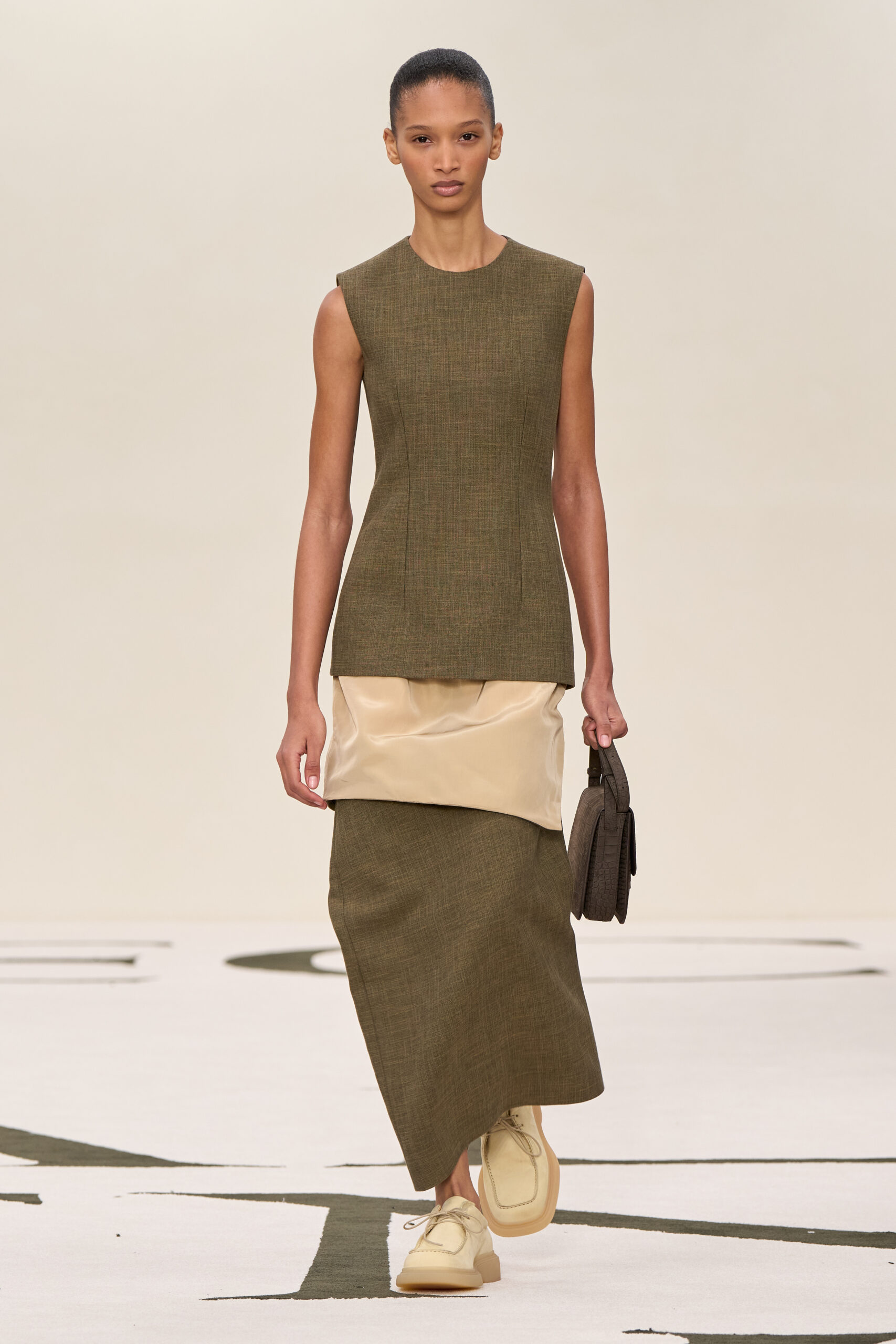 Calvin Klein Returns To The Runway With Veronica Leoni