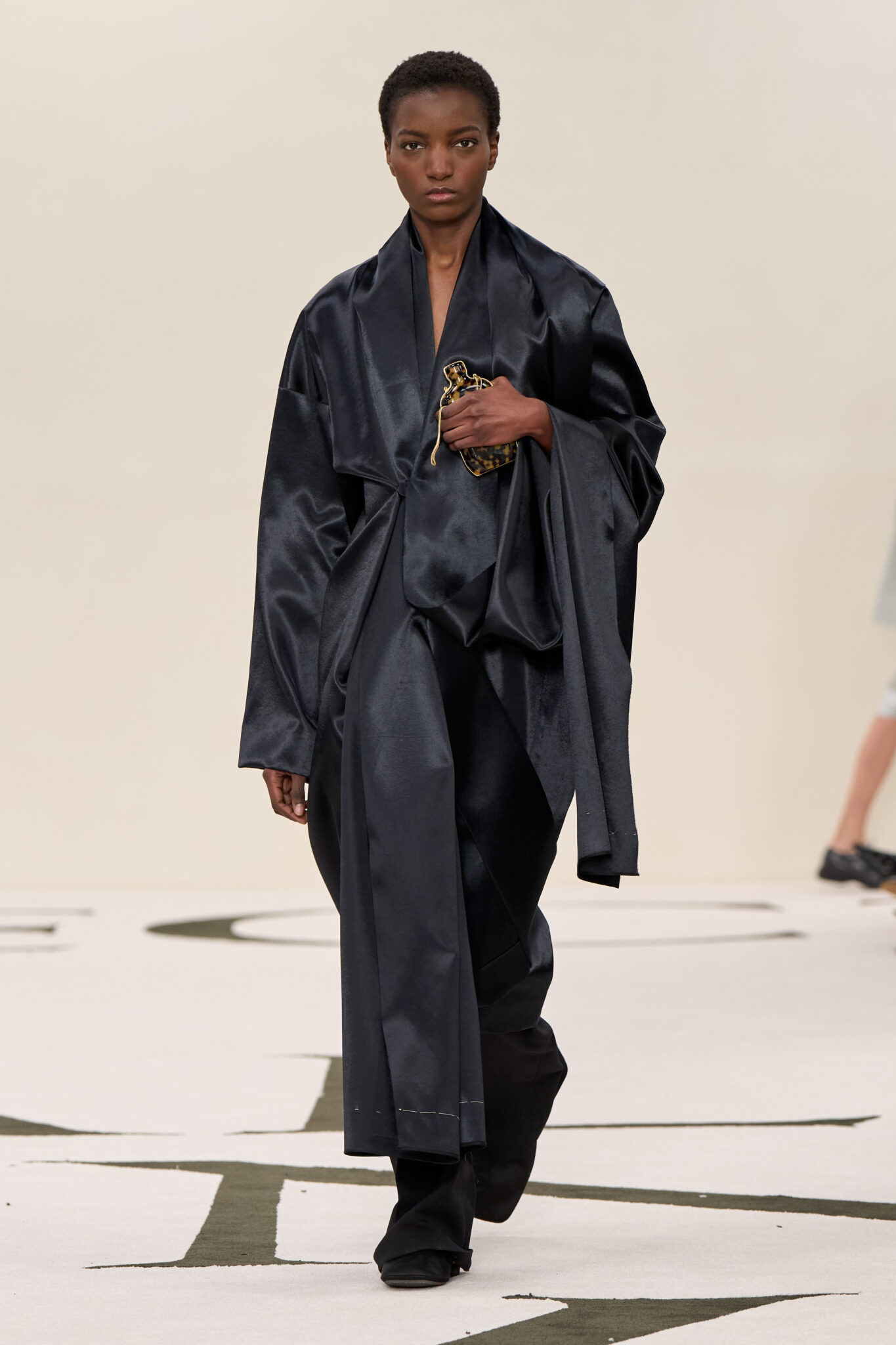 Calvin Klein Returns To The Runway With Veronica Leoni