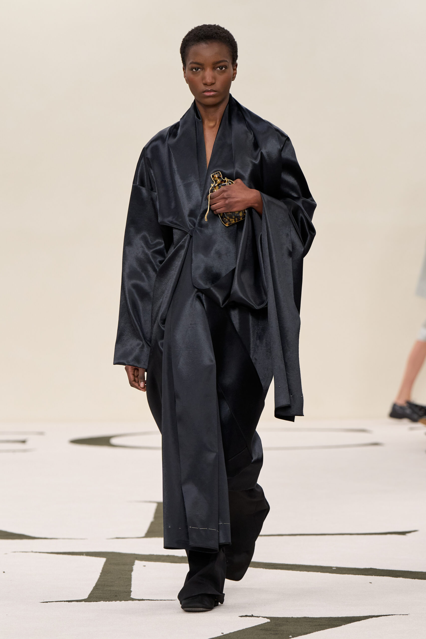 Calvin Klein Returns To The Runway With Veronica Leoni
